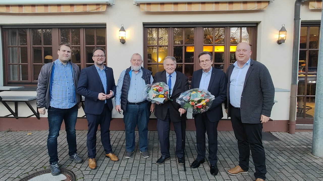 Wir gratulieren Gerhardt Schmidt, dem neuen Vorsitzenden der Senioren ...